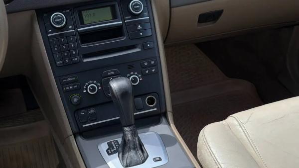 Melns Volvo XC90 2007 Daugavpils, ar dzinēja tilpumu 2.40 L un nobraukumu 409 tūkst. km par 4650 €, foto 9 vietnē AUTOMOTO.COM.LV