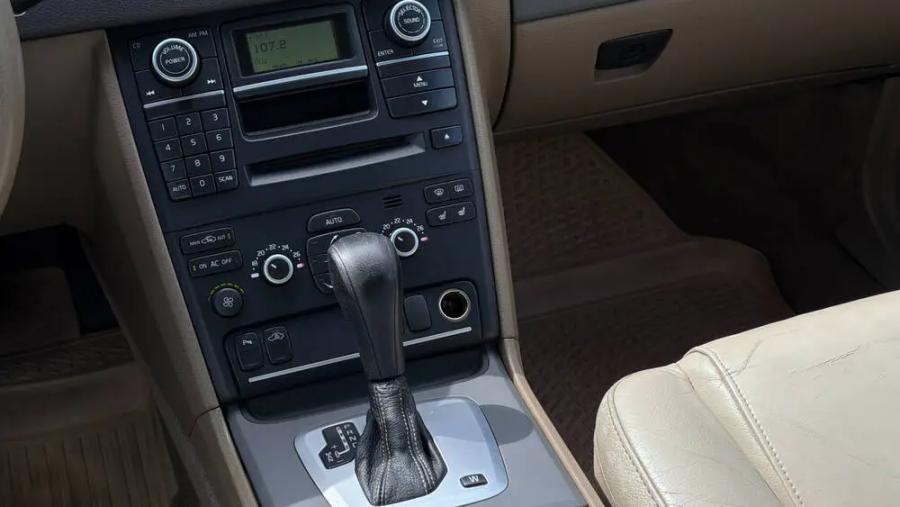 Melns Volvo XC90 2007 Daugavpils, ar dzinēja tilpumu 2.40 L un nobraukumu 409 tūkst. km par 4650 €, foto 10 vietnē AUTOMOTO.COM.LV