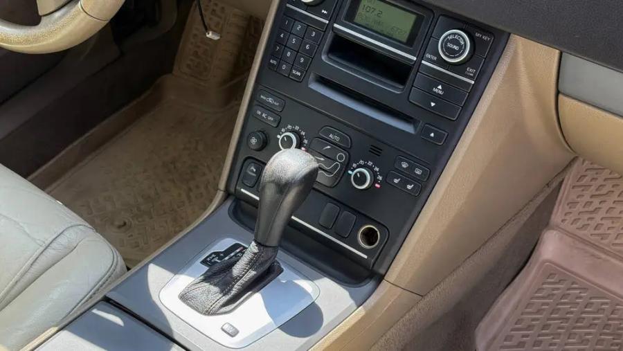 Melns Volvo XC90 2007 Daugavpils, ar dzinēja tilpumu 2.40 L un nobraukumu 409 tūkst. km par 4650 €, foto 18 vietnē AUTOMOTO.COM.LV