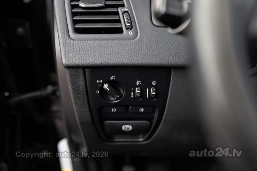 Black Volvo XC90 2007 in Tallinn, with an engine capacity of 2.40 L and mileage of 341 thousand km for 4999 €, photo 13 on AUTOMOTO.COM.LV