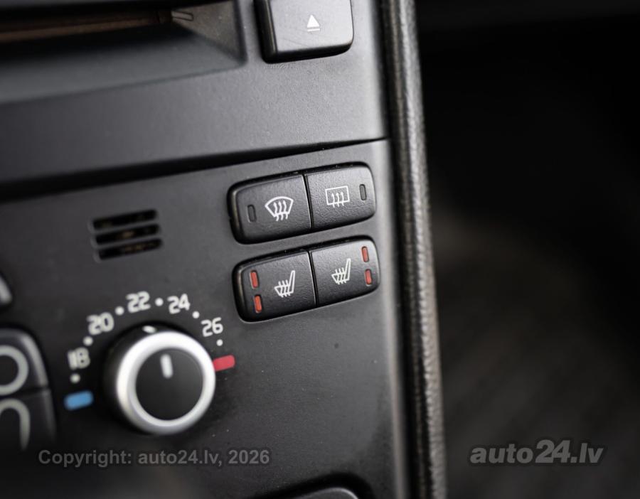 Black Volvo XC90 2007 in Tallinn, with an engine capacity of 2.40 L and mileage of 341 thousand km for 4999 €, photo 15 on AUTOMOTO.COM.LV