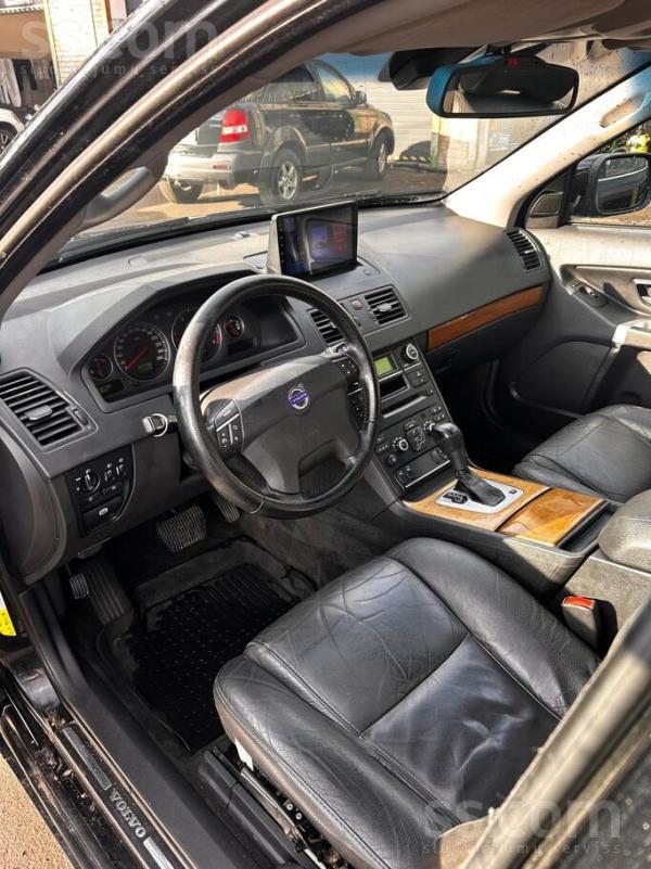Black Volvo XC90 2007 in Riga, with an engine capacity of 2.40 L and mileage of 320 thousand km for 4900 €, photo 10 on AUTOMOTO.COM.LV