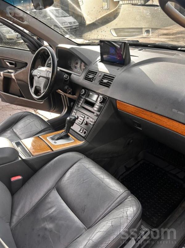 Black Volvo XC90 2007 in Riga, with an engine capacity of 2.40 L and mileage of 320 thousand km for 4900 €, photo 11 on AUTOMOTO.COM.LV