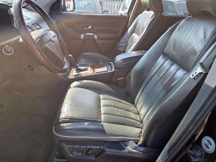 Black Volvo XC90 2007 in Marijampole, with an engine capacity of 2.40 L and mileage of 246 thousand km for 6599 €, photo 11 on AUTOMOTO.COM.LV