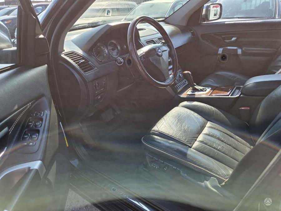 Black Volvo XC90 2007 in Marijampole, with an engine capacity of 2.40 L and mileage of 246 thousand km for 6599 €, photo 12 on AUTOMOTO.COM.LV
