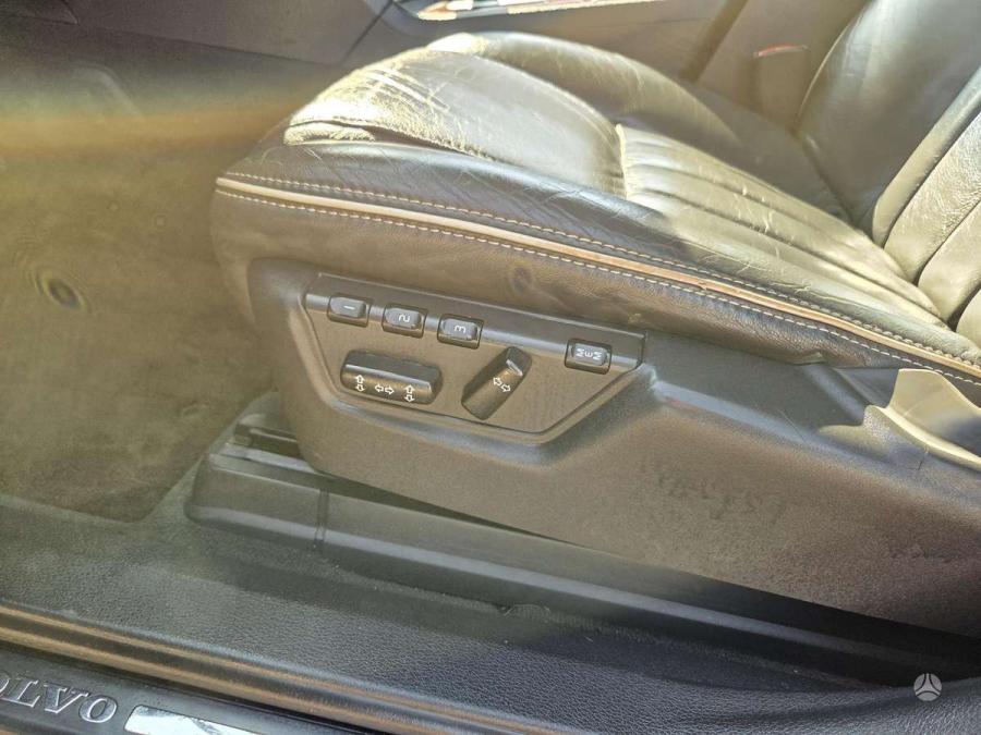 Black Volvo XC90 2007 in Marijampole, with an engine capacity of 2.40 L and mileage of 246 thousand km for 6599 €, photo 15 on AUTOMOTO.COM.LV