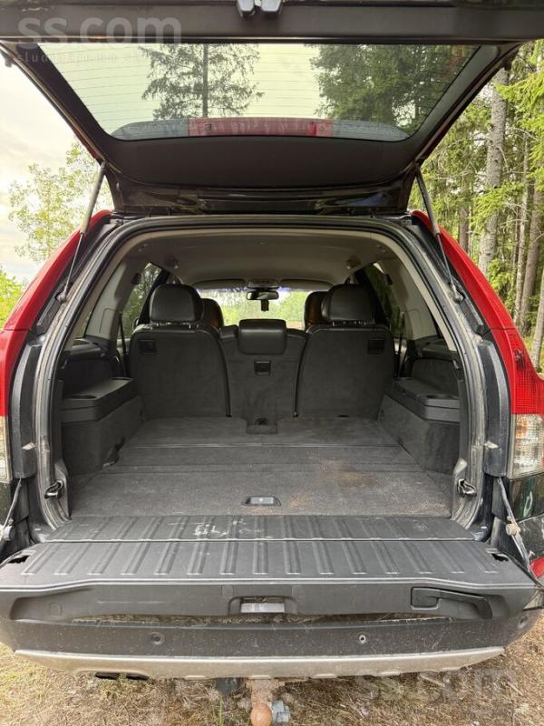 Black Volvo XC90 2007 in Riga, with an engine capacity of 2.40 L and mileage of 373 thousand km for 2900 €, photo 11 on AUTOMOTO.COM.LV