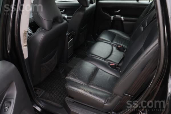 Black Volvo XC90 2007 in Valmiera, with an engine capacity of 2.40 L and mileage of 369 thousand km for 5500 €, photo 9 on AUTOMOTO.COM.LV