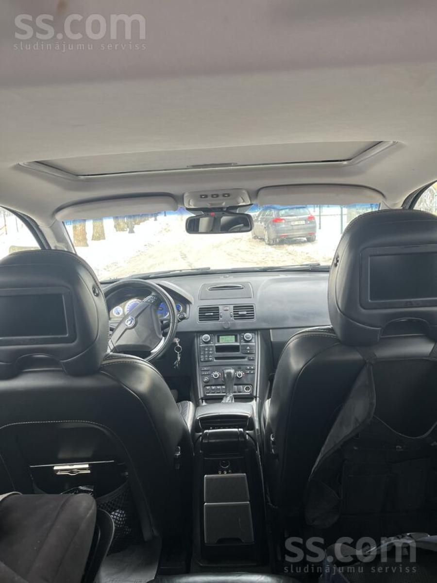 Black Volvo XC90 2007 in Riga, with an engine capacity of 2.40 L and mileage of 316 thousand km for 5500 €, photo 9 on AUTOMOTO.COM.LV