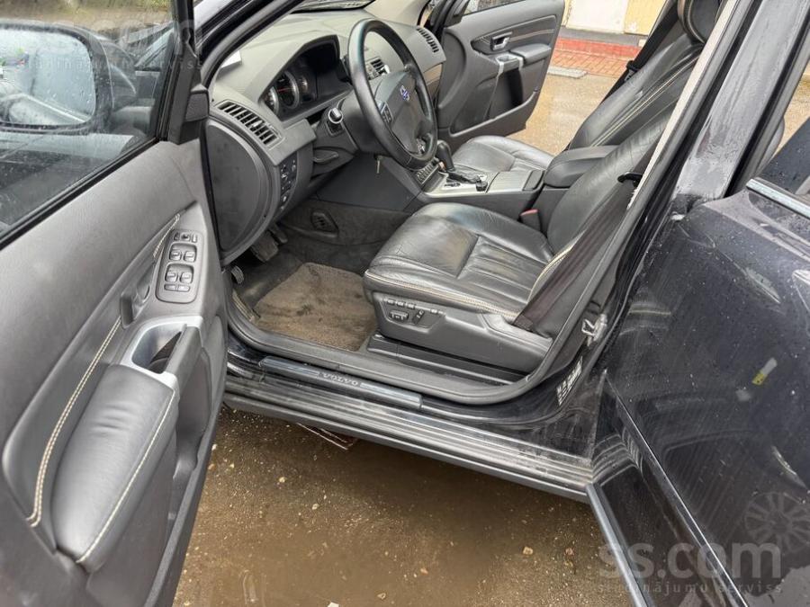 Melns Volvo XC90 2007 Rīga, ar dzinēja tilpumu 2.40 L un nobraukumu 235 tūkst. km par 6750 €, foto 16 vietnē AUTOMOTO.COM.LV