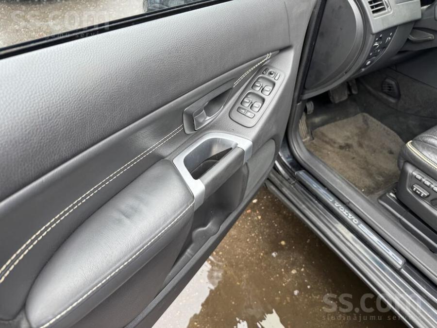 Melns Volvo XC90 2007 Rīga, ar dzinēja tilpumu 2.40 L un nobraukumu 235 tūkst. km par 6750 €, foto 18 vietnē AUTOMOTO.COM.LV