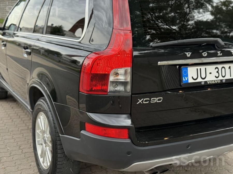 Black Volvo XC90 2007 in Jelgava, with an engine capacity of 2.40 L and mileage of 405 thousand km for 3800 €, photo 11 on AUTOMOTO.COM.LV