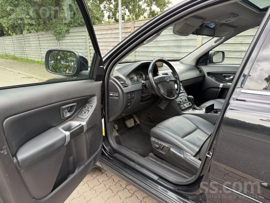 Black Volvo XC90 2007 in Jelgava, with an engine capacity of 2.40 L and mileage of 405 thousand km for 3800 €, photo 12 on AUTOMOTO.COM.LV
