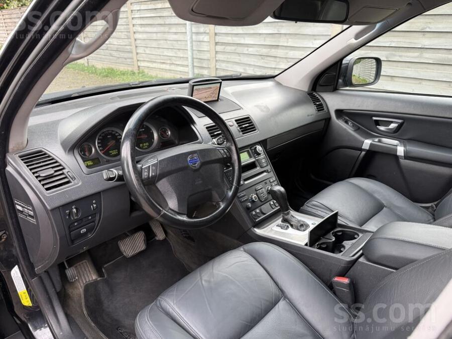 Black Volvo XC90 2007 in Jelgava, with an engine capacity of 2.40 L and mileage of 405 thousand km for 3800 €, photo 14 on AUTOMOTO.COM.LV