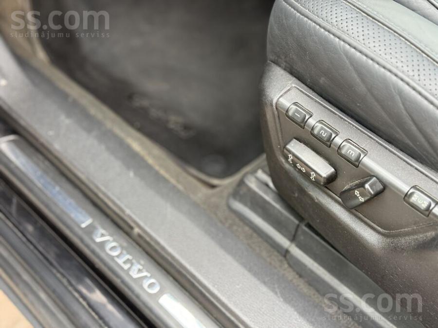 Black Volvo XC90 2007 in Jelgava, with an engine capacity of 2.40 L and mileage of 405 thousand km for 3800 €, photo 15 on AUTOMOTO.COM.LV