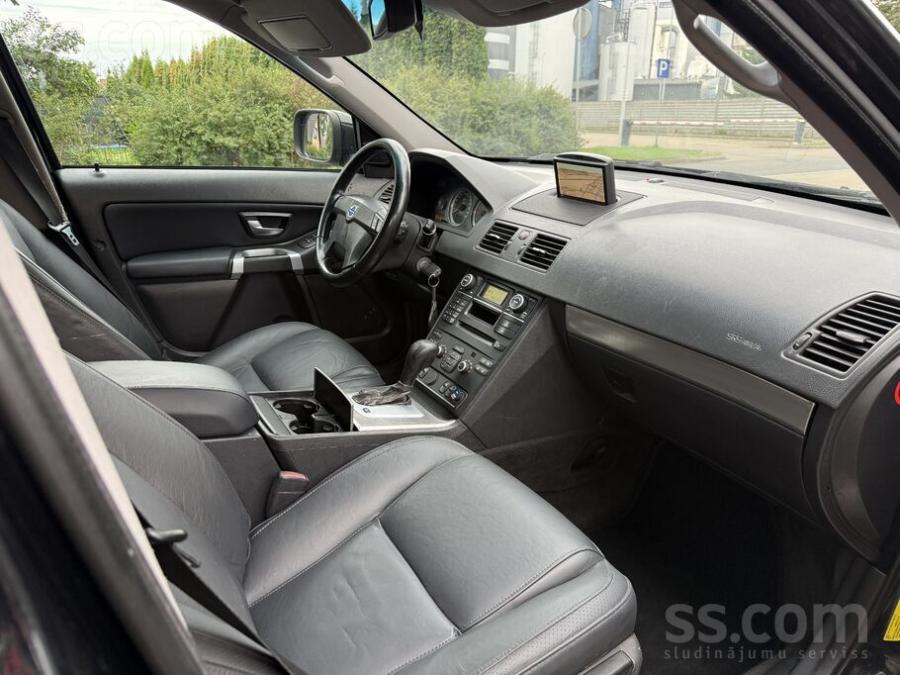 Black Volvo XC90 2007 in Jelgava, with an engine capacity of 2.40 L and mileage of 405 thousand km for 3800 €, photo 17 on AUTOMOTO.COM.LV