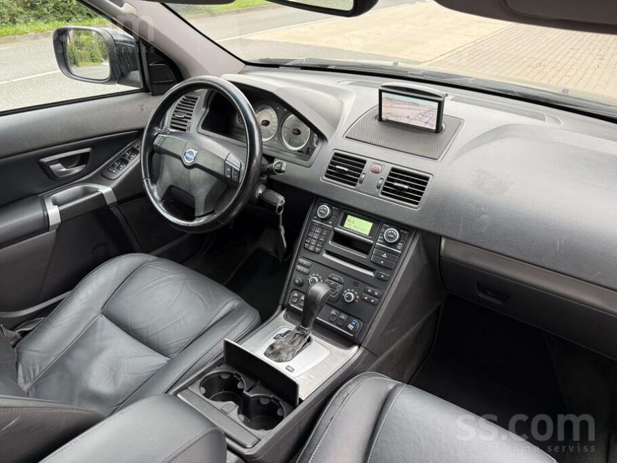 Black Volvo XC90 2007 in Jelgava, with an engine capacity of 2.40 L and mileage of 405 thousand km for 3800 €, photo 18 on AUTOMOTO.COM.LV