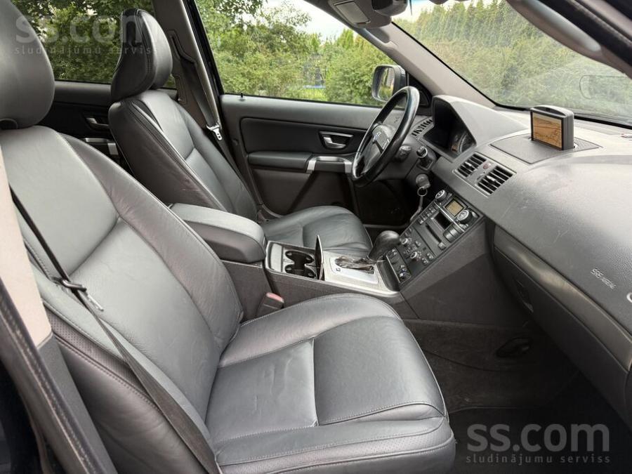 Black Volvo XC90 2007 in Jelgava, with an engine capacity of 2.40 L and mileage of 405 thousand km for 3800 €, photo 19 on AUTOMOTO.COM.LV