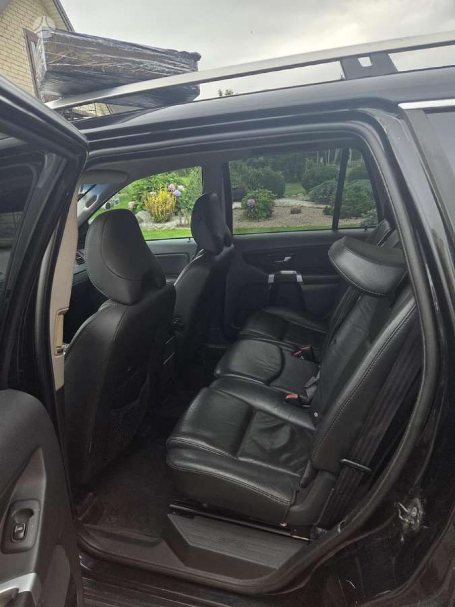 Black Volvo XC90 2007 in Plunge, with an engine capacity of 2.40 L and mileage of 414 thousand km for 6000 €, photo 9 on AUTOMOTO.COM.LV