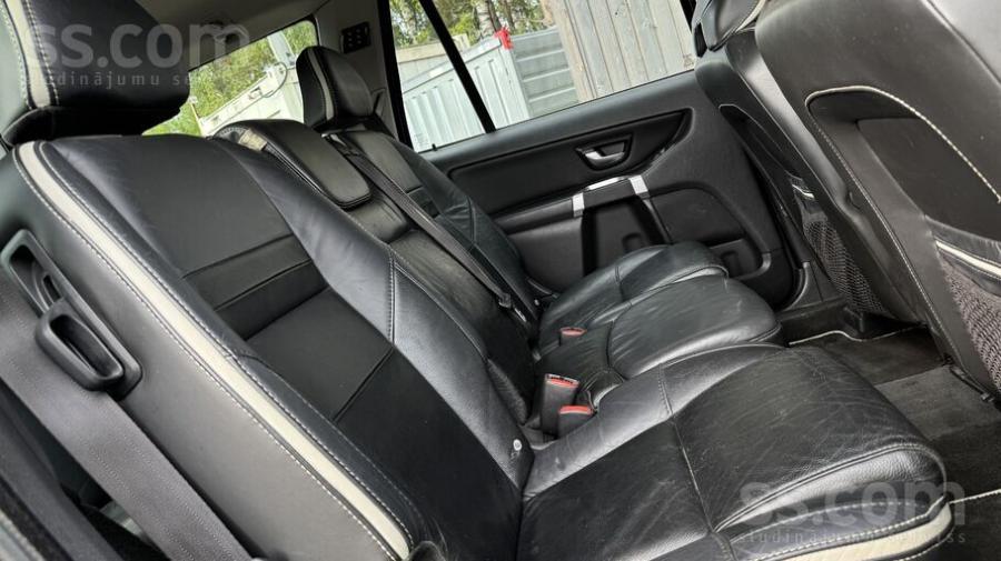 Black Volvo XC90 2007 in Riga, with an engine capacity of 2.40 L and mileage of 282 thousand km for 4990 €, photo 13 on AUTOMOTO.COM.LV