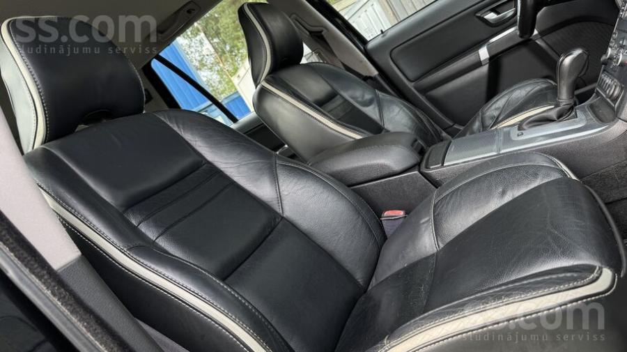 Black Volvo XC90 2007 in Riga, with an engine capacity of 2.40 L and mileage of 282 thousand km for 4990 €, photo 14 on AUTOMOTO.COM.LV