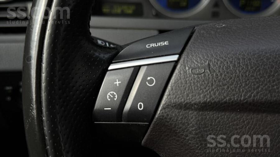 Black Volvo XC90 2007 in Riga, with an engine capacity of 2.40 L and mileage of 282 thousand km for 4990 €, photo 16 on AUTOMOTO.COM.LV