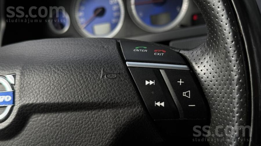 Black Volvo XC90 2007 in Riga, with an engine capacity of 2.40 L and mileage of 282 thousand km for 4990 €, photo 17 on AUTOMOTO.COM.LV