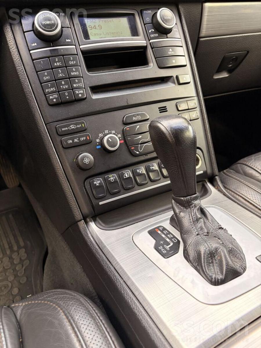 Black Volvo XC90 2007 in Riga, with an engine capacity of 2.40 L and mileage of 293 thousand km for 4500 €, photo 10 on AUTOMOTO.COM.LV