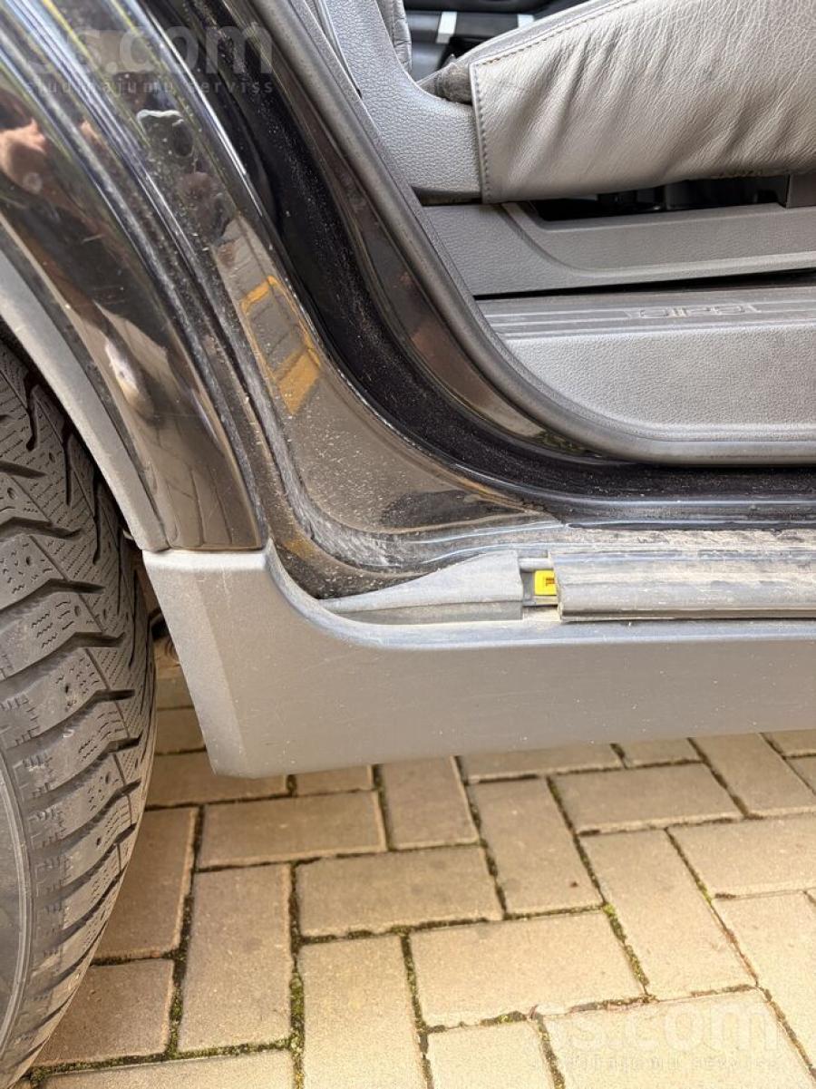 Black Volvo XC90 2007 in Riga, with an engine capacity of 2.40 L and mileage of 293 thousand km for 4500 €, photo 12 on AUTOMOTO.COM.LV