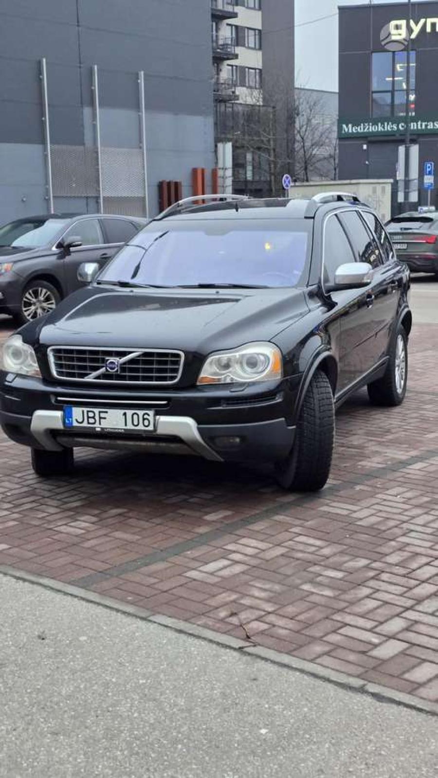 Black Volvo XC90 2008 in Vilnius, with an engine capacity of 2.40 L and mileage of 315 thousand km for 6250 €, photo 2 on AUTOMOTO.COM.LV