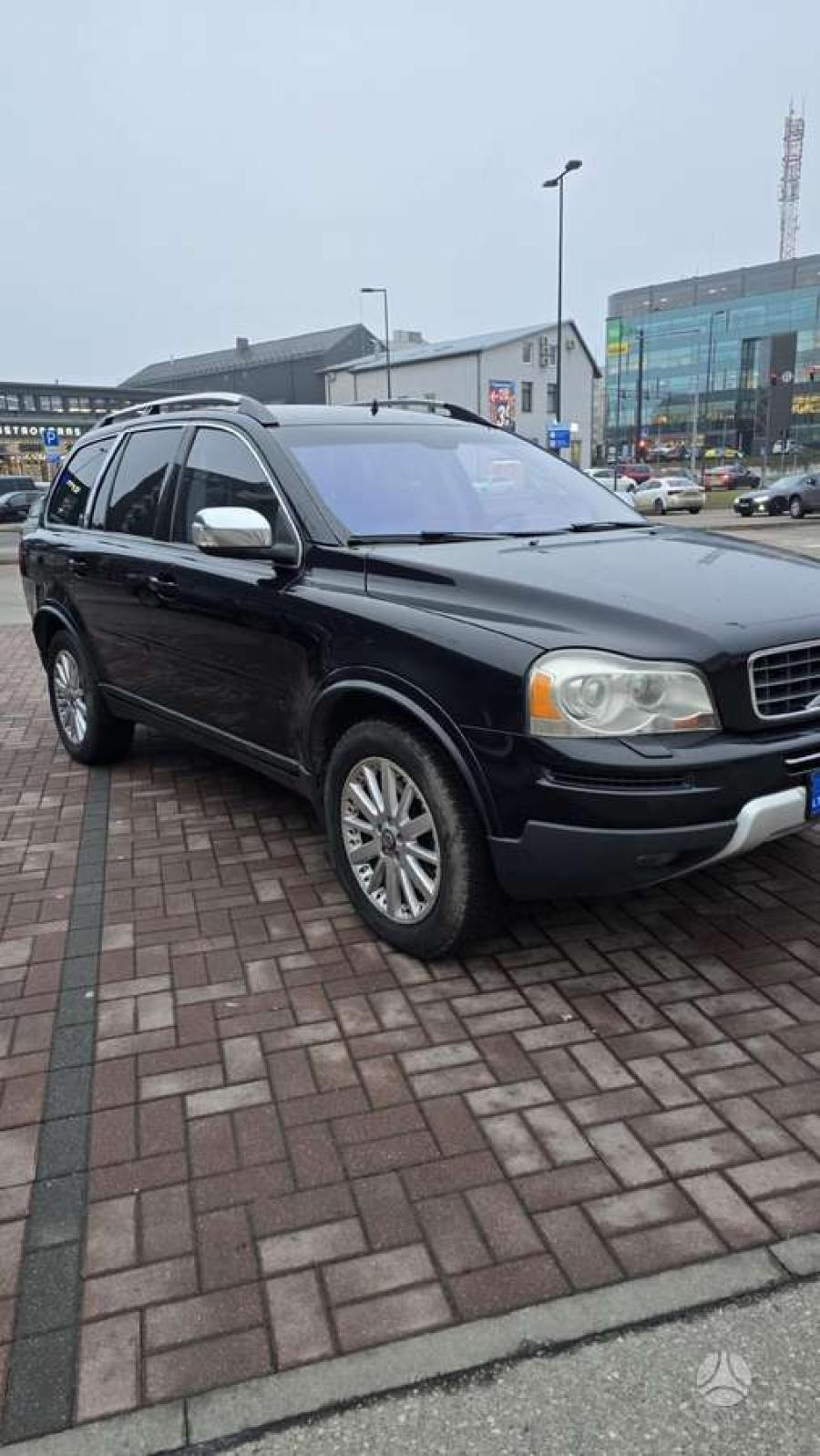 Black Volvo XC90 2008 in Vilnius, with an engine capacity of 2.40 L and mileage of 315 thousand km for 6250 €, photo 5 on AUTOMOTO.COM.LV