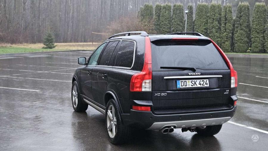 Black Volvo XC90 2008 in Elektrenai, with an engine capacity of 2.40 L and mileage of 297 thousand km for 7300 €, photo 4 on AUTOMOTO.COM.LV
