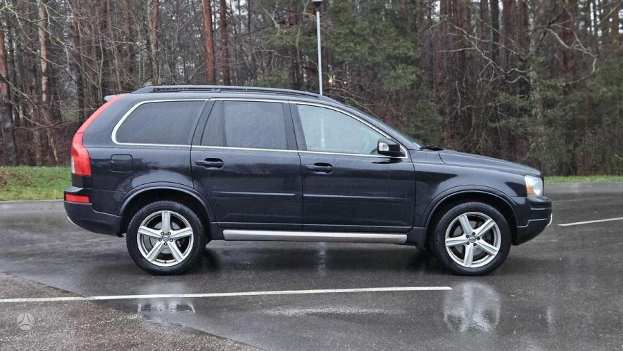 Black Volvo XC90 2008 in Elektrenai, with an engine capacity of 2.40 L and mileage of 297 thousand km for 7300 €, photo 7 on AUTOMOTO.COM.LV