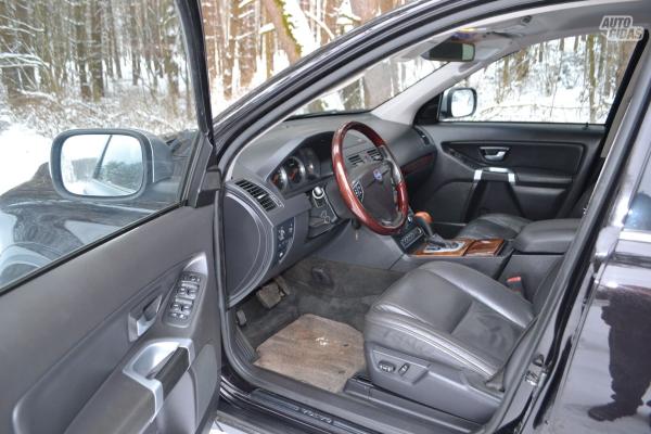 Black Volvo XC90 2008 in Vilnius, with an engine capacity of 2.40 L and mileage of 299 thousand km for 6550 €, photo 9 on AUTOMOTO.COM.LV