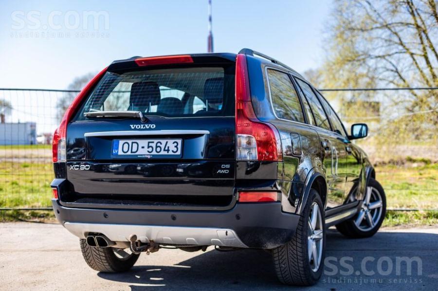 Black Volvo XC90 2008 in Riga, with an engine capacity of 2.40 L and mileage of 331 thousand km for 6790 €, photo 8 on AUTOMOTO.COM.LV