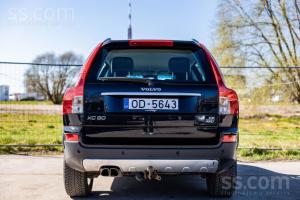 Black Volvo XC90 2008 in Riga, with an engine capacity of 2.40 L and mileage of 331 thousand km for 6790 €, photo 9 on AUTOMOTO.COM.LV