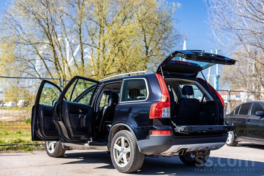 Black Volvo XC90 2008 in Riga, with an engine capacity of 2.40 L and mileage of 331 thousand km for 6790 €, photo 10 on AUTOMOTO.COM.LV