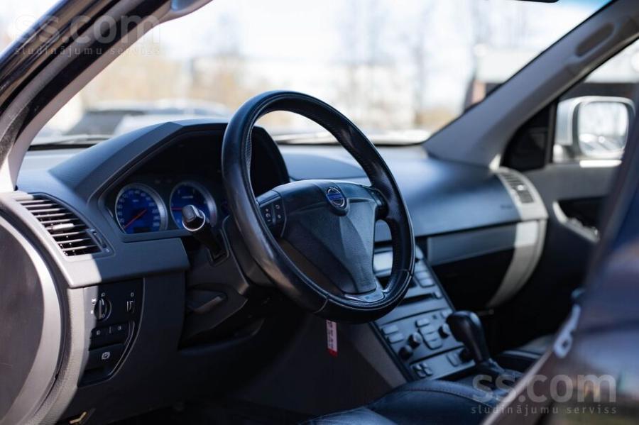 Black Volvo XC90 2008 in Riga, with an engine capacity of 2.40 L and mileage of 331 thousand km for 6790 €, photo 14 on AUTOMOTO.COM.LV