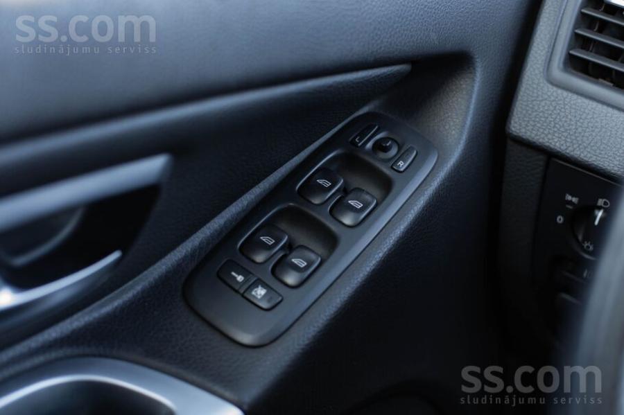 Black Volvo XC90 2008 in Riga, with an engine capacity of 2.40 L and mileage of 331 thousand km for 6790 €, photo 15 on AUTOMOTO.COM.LV