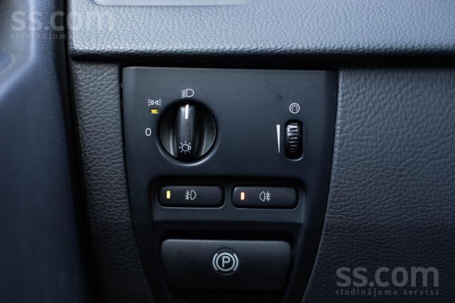 Black Volvo XC90 2008 in Riga, with an engine capacity of 2.40 L and mileage of 331 thousand km for 6790 €, photo 16 on AUTOMOTO.COM.LV