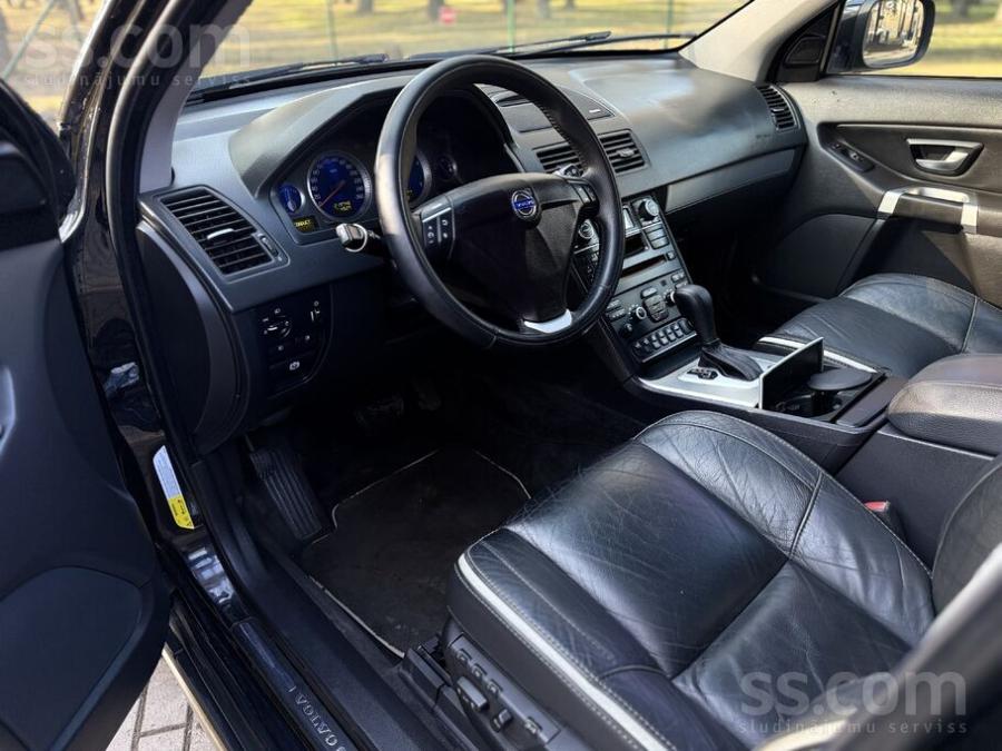 Black Volvo XC90 2008 in Riga, with an engine capacity of 2.40 L and mileage of 220 thousand km for 7990 €, photo 9 on AUTOMOTO.COM.LV
