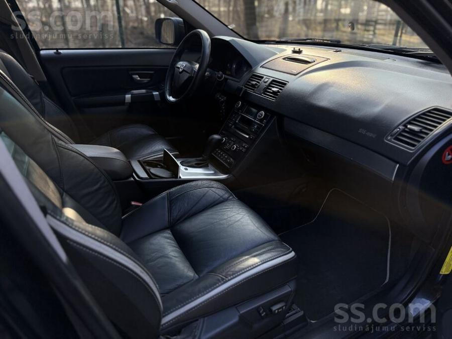 Black Volvo XC90 2008 in Riga, with an engine capacity of 2.40 L and mileage of 220 thousand km for 7990 €, photo 13 on AUTOMOTO.COM.LV