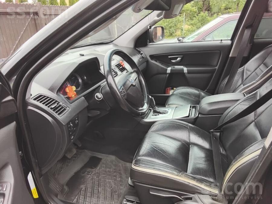 Black Volvo XC90 2008 in Riga, with an engine capacity of 2.40 L and mileage of 277 thousand km for 5550 €, photo 15 on AUTOMOTO.COM.LV