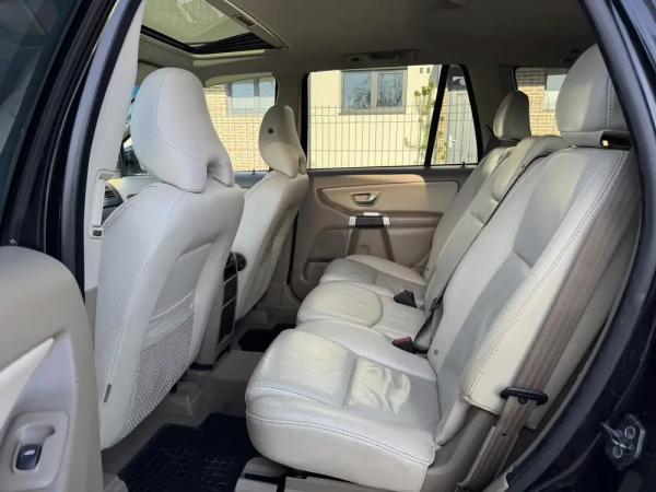Black Volvo XC90 2008 in Jelgava, with an engine capacity of 2.40 L and mileage of 304 thousand km for 5950 €, photo 8 on AUTOMOTO.COM.LV