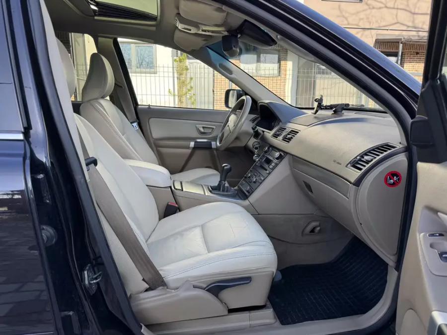 Melns Volvo XC90 2008 Jelgava, ar dzinēja tilpumu 2.40 L un nobraukumu 304 tūkst. km par 5950 €, foto 11 vietnē AUTOMOTO.COM.LV