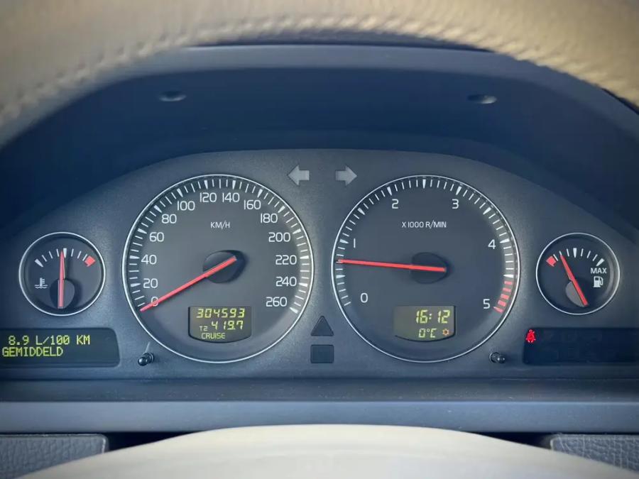 Melns Volvo XC90 2008 Jelgava, ar dzinēja tilpumu 2.40 L un nobraukumu 304 tūkst. km par 5950 €, foto 15 vietnē AUTOMOTO.COM.LV