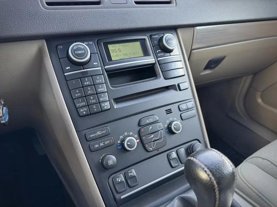 Melns Volvo XC90 2008 Jelgava, ar dzinēja tilpumu 2.40 L un nobraukumu 304 tūkst. km par 5950 €, foto 16 vietnē AUTOMOTO.COM.LV