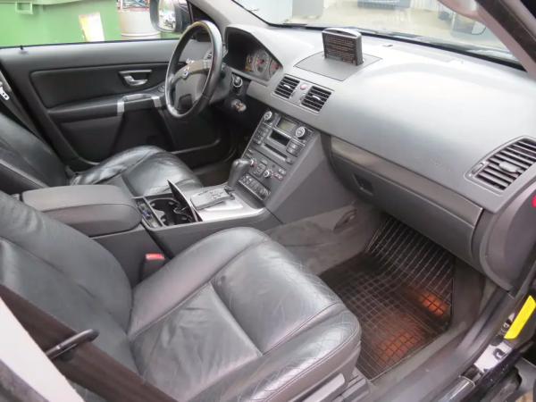 Black Volvo XC90 2008 in Riga, with an engine capacity of 2.40 L and mileage of 370 thousand km for 4290 €, photo 9 on AUTOMOTO.COM.LV