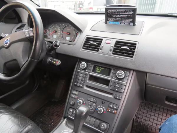 Black Volvo XC90 2008 in Riga, with an engine capacity of 2.40 L and mileage of 370 thousand km for 4290 €, photo 10 on AUTOMOTO.COM.LV