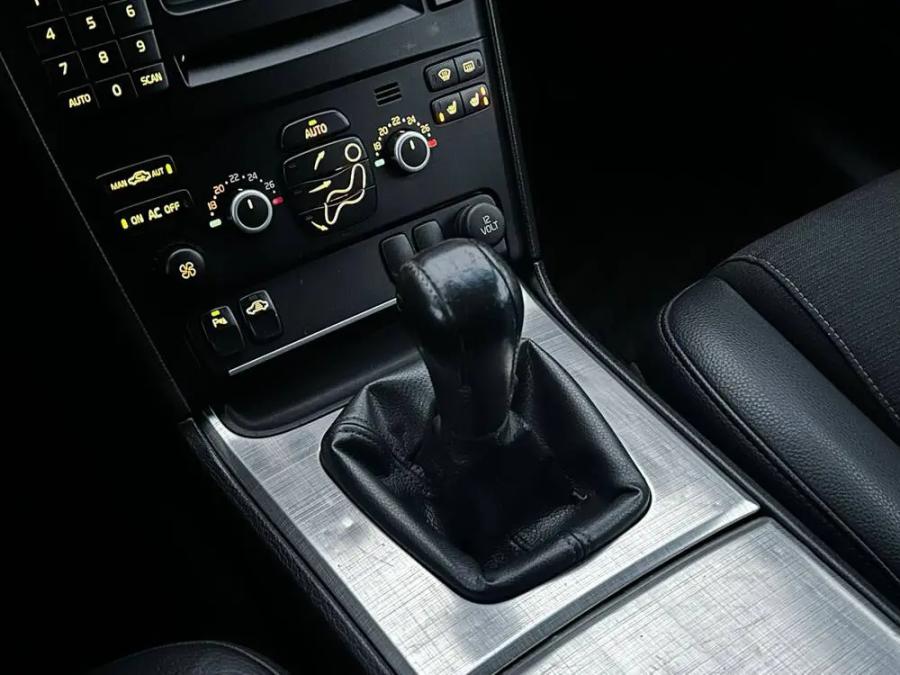 Melns Volvo XC90 2008 Jelgava, ar dzinēja tilpumu 2.40 L un nobraukumu 318 tūkst. km par 6150 €, foto 19 vietnē AUTOMOTO.COM.LV